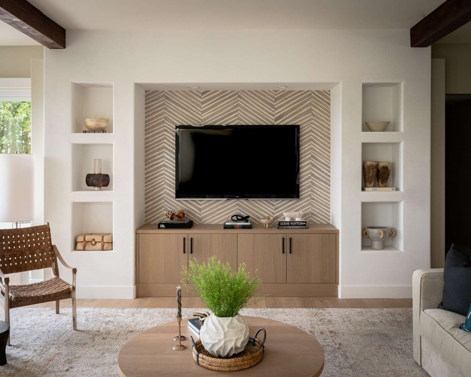 21 Small Living Rooms With TVs That Actually Look Good - StylePersuit